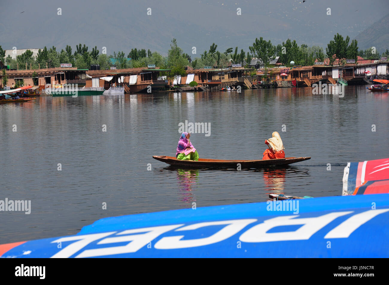 Kashmir, world-famous Dal Lake, A Shikara Ride, Jannat on Mission, Beautified Under Smart, House ...