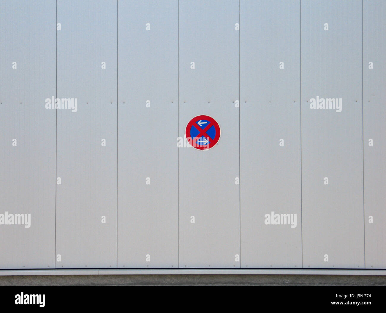 double yellow line Stock Photo - Alamy