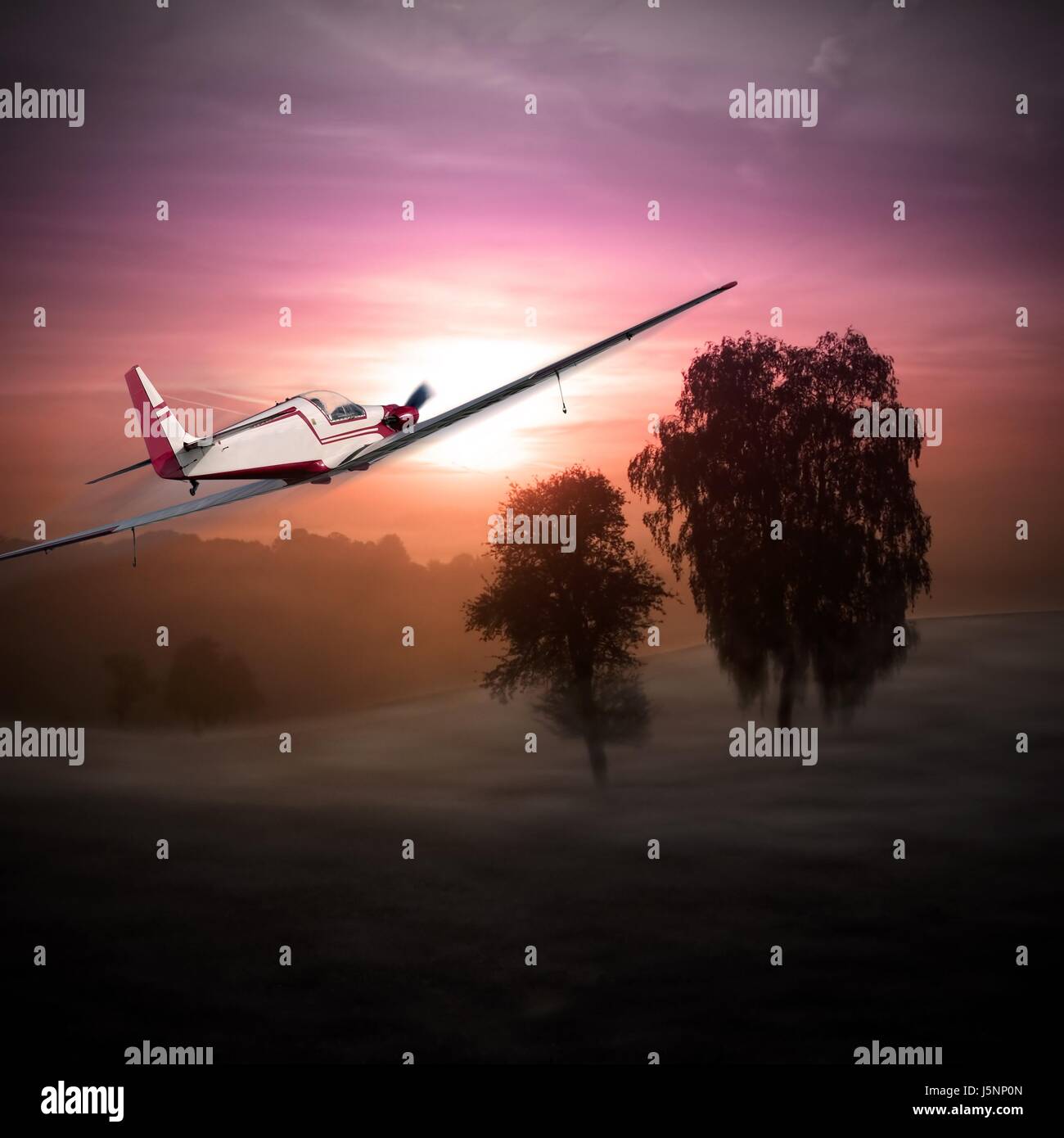 Airplane flying towards sun hi-res stock photography and images - Alamy