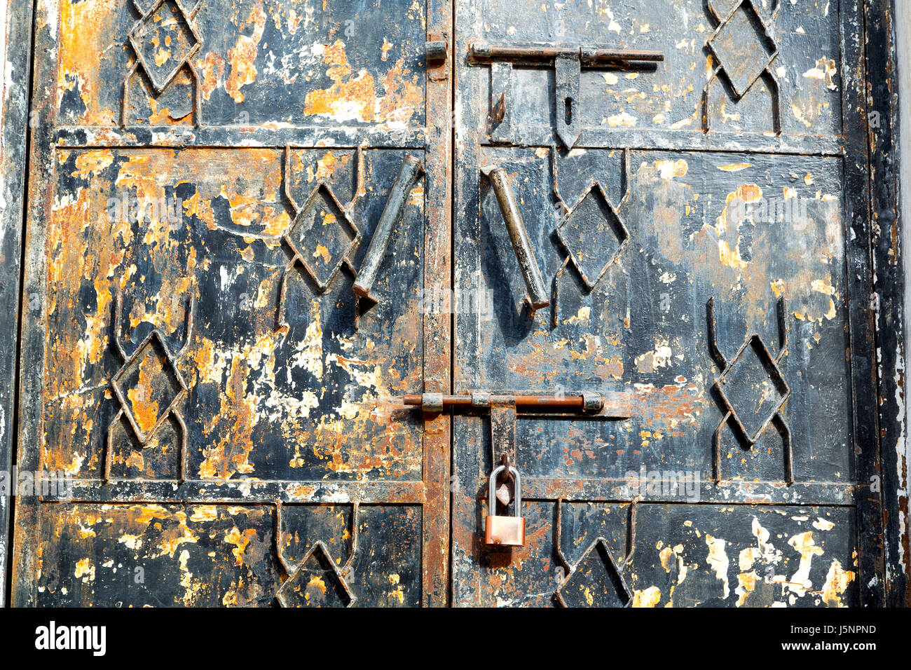 in oman the old door metal texture background Stock Photo - Alamy