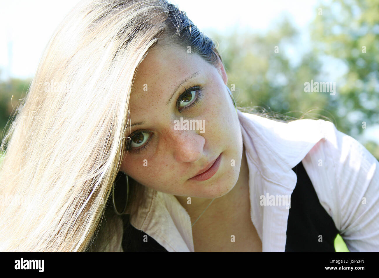 woman brown brownish brunette curious nosey nosy eyes hairs look ...