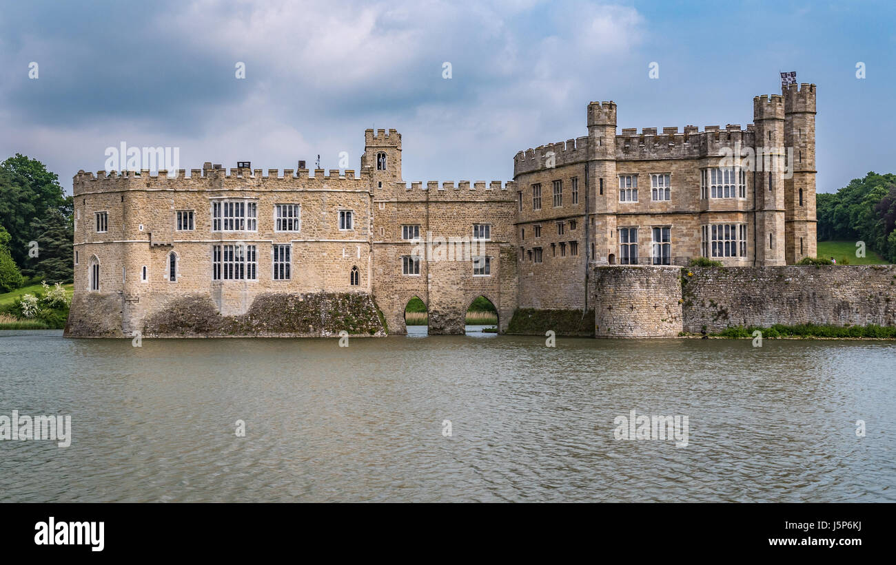 View of a moated medieval castle in England Stock Photo - Alamy