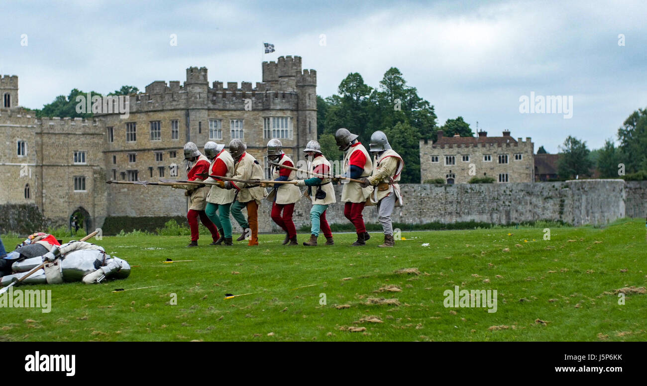 Medieval foot soldier hi-res stock photography and images - Alamy
