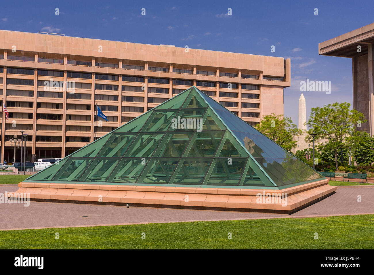 WASHINGTON, DC, USA - Glass pyramid in front of L'Enfant Plaza Hotel ...
