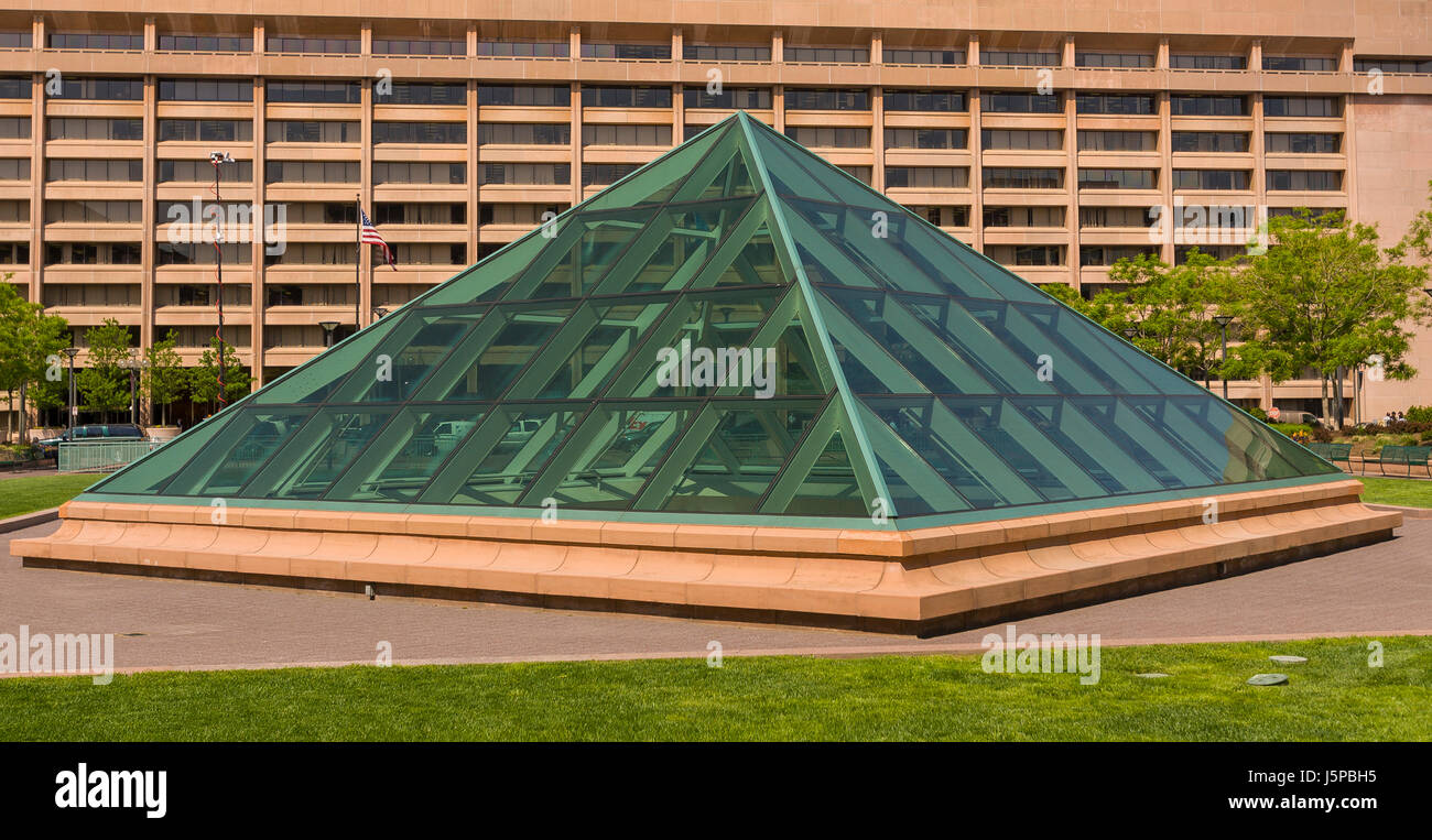 WASHINGTON, DC, USA - Glass pyramid in front of L'Enfant Plaza Hotel ...