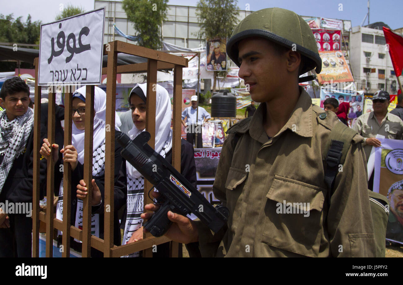Gaza City, The Gaza Strip, Palestine. 18th May, 2017. A masked ...