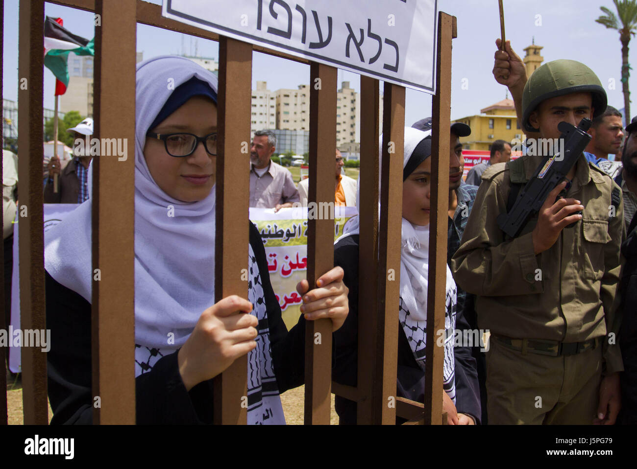 Gaza City, The Gaza Strip, Palestine. 18th May, 2017. A masked ...