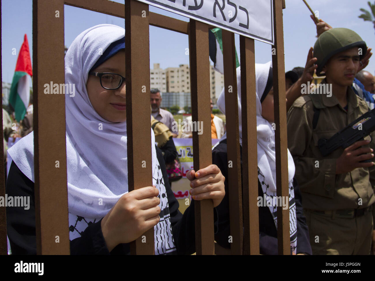 Gaza City, The Gaza Strip, Palestine. 18th May, 2017. A masked ...