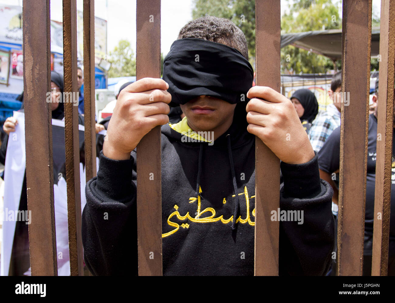 Gaza City, The Gaza Strip, Palestine. 18th May, 2017. A masked ...