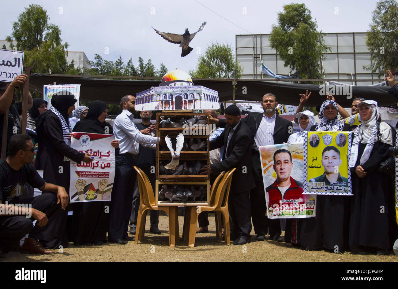Gaza City, The Gaza Strip, Palestine. 18th May, 2017. Palestinians ...