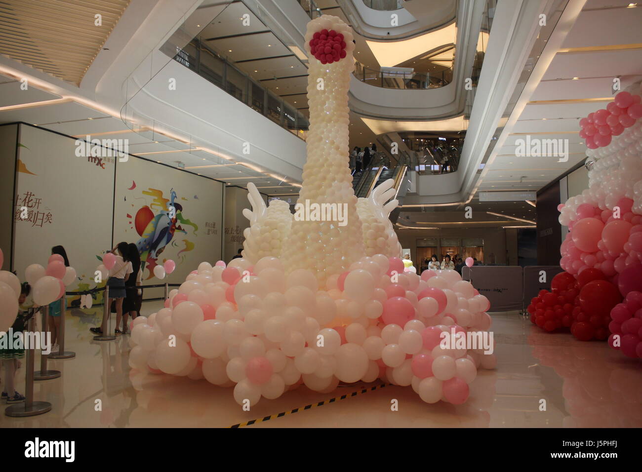 100 giant balloons hi-res stock photography and images - Alamy