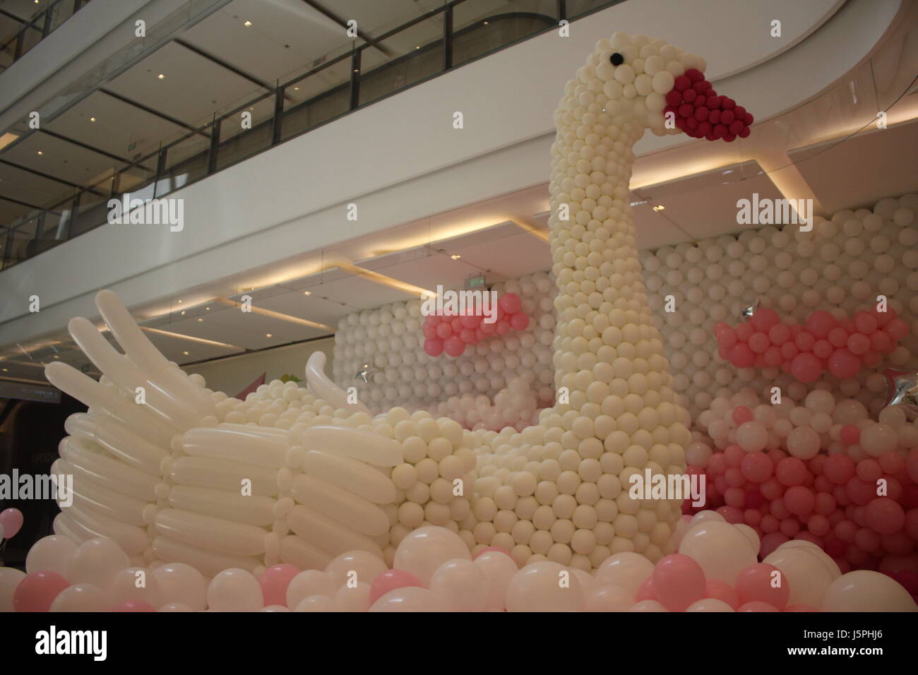 100 giant balloons hi-res stock photography and images - Alamy