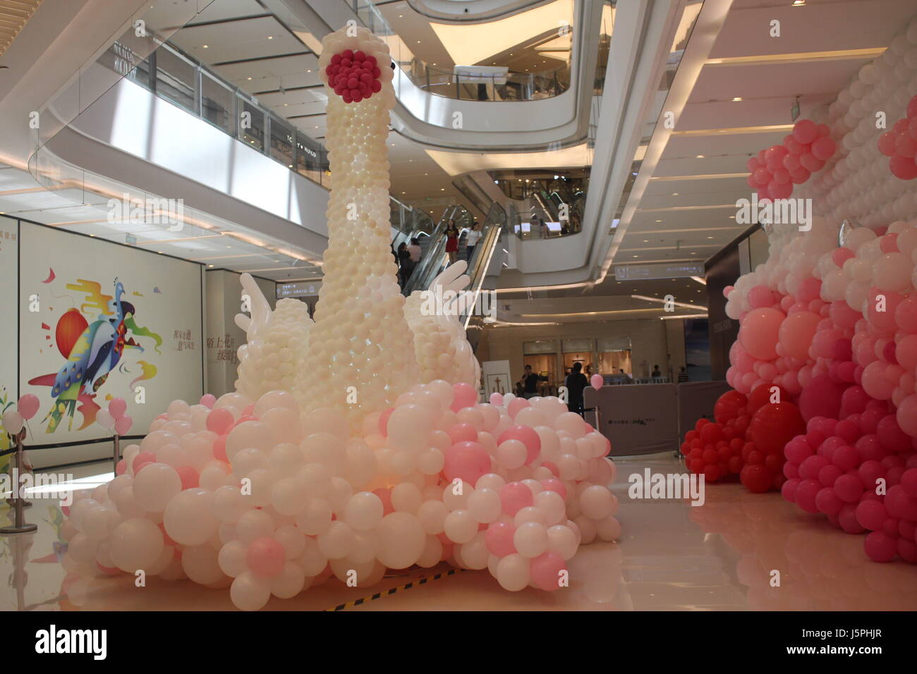 100 giant balloons hi-res stock photography and images - Alamy