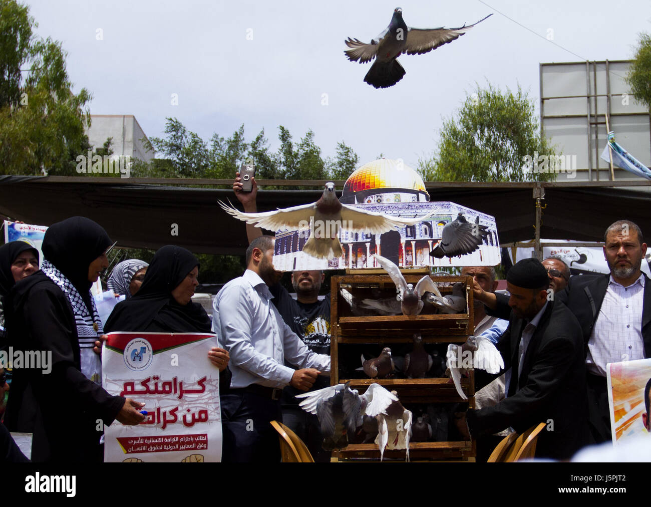 Gaza City, The Gaza Strip, Palestine. 18th May, 2017. Palestinians ...