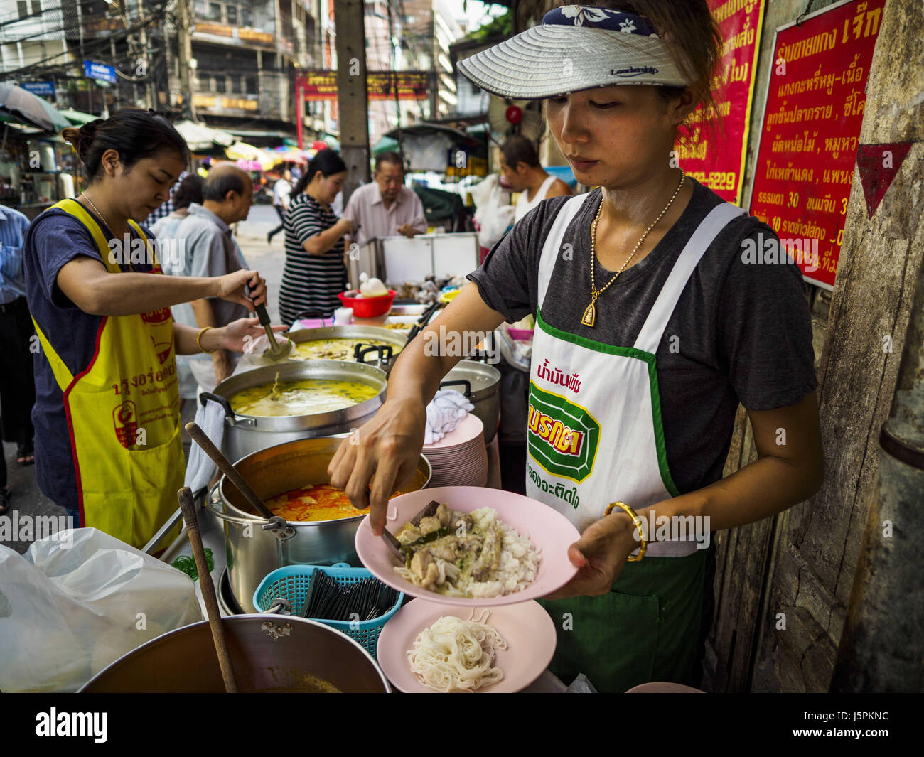 May 18, 2017 - Bangkok, Bangkok, Thailand - A woman serves curry at Jek ...
