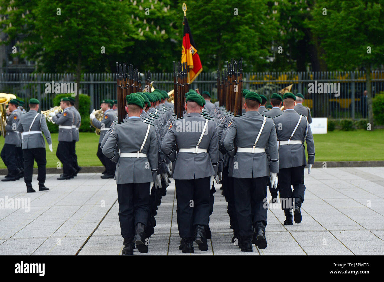 Berlin, Germany. 16th May, 2017. Soldiers of the Guard Battalion of the ...