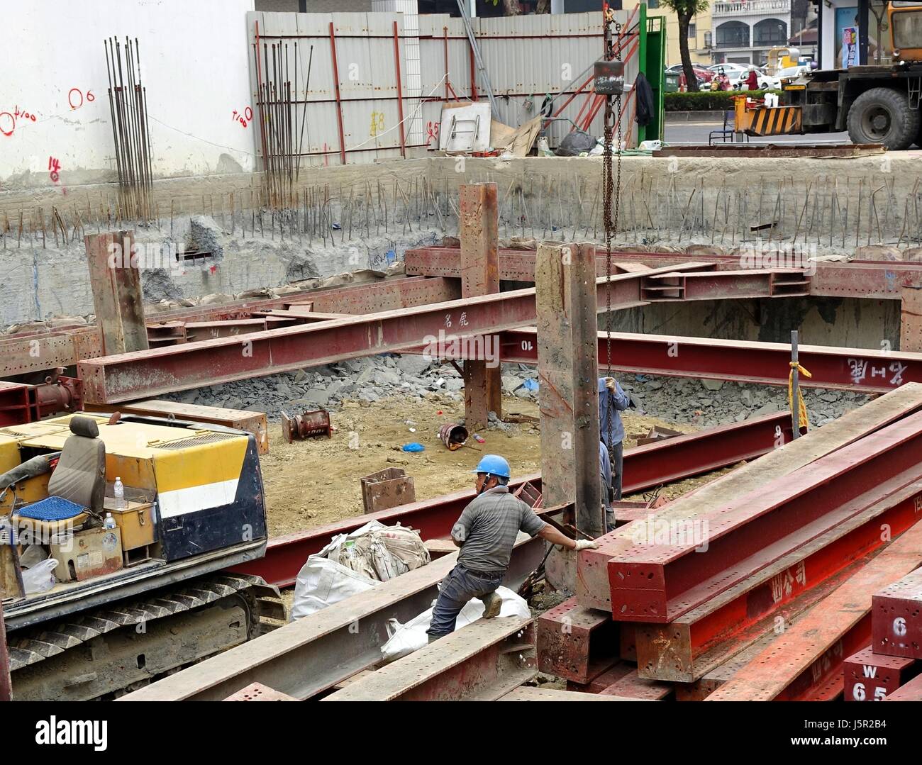 Vertical girders hi-res stock photography and images - Alamy