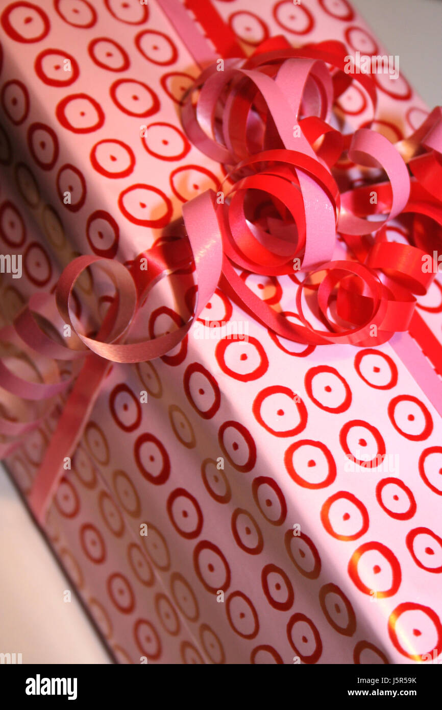gift loop presents wrapping paper red pink packing packaging stronghold ...