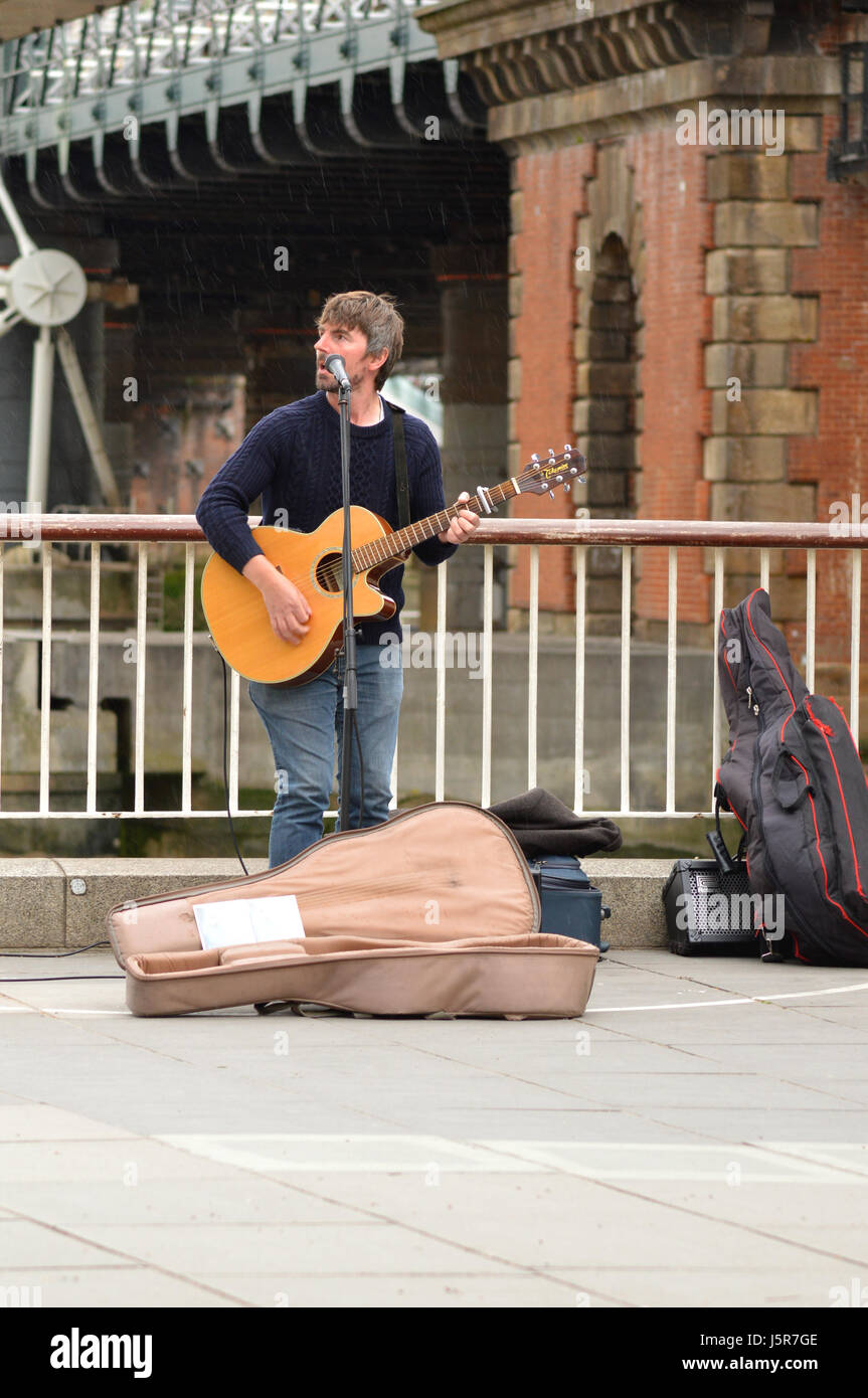 Busking on south bank hi-res stock photography and images - Alamy