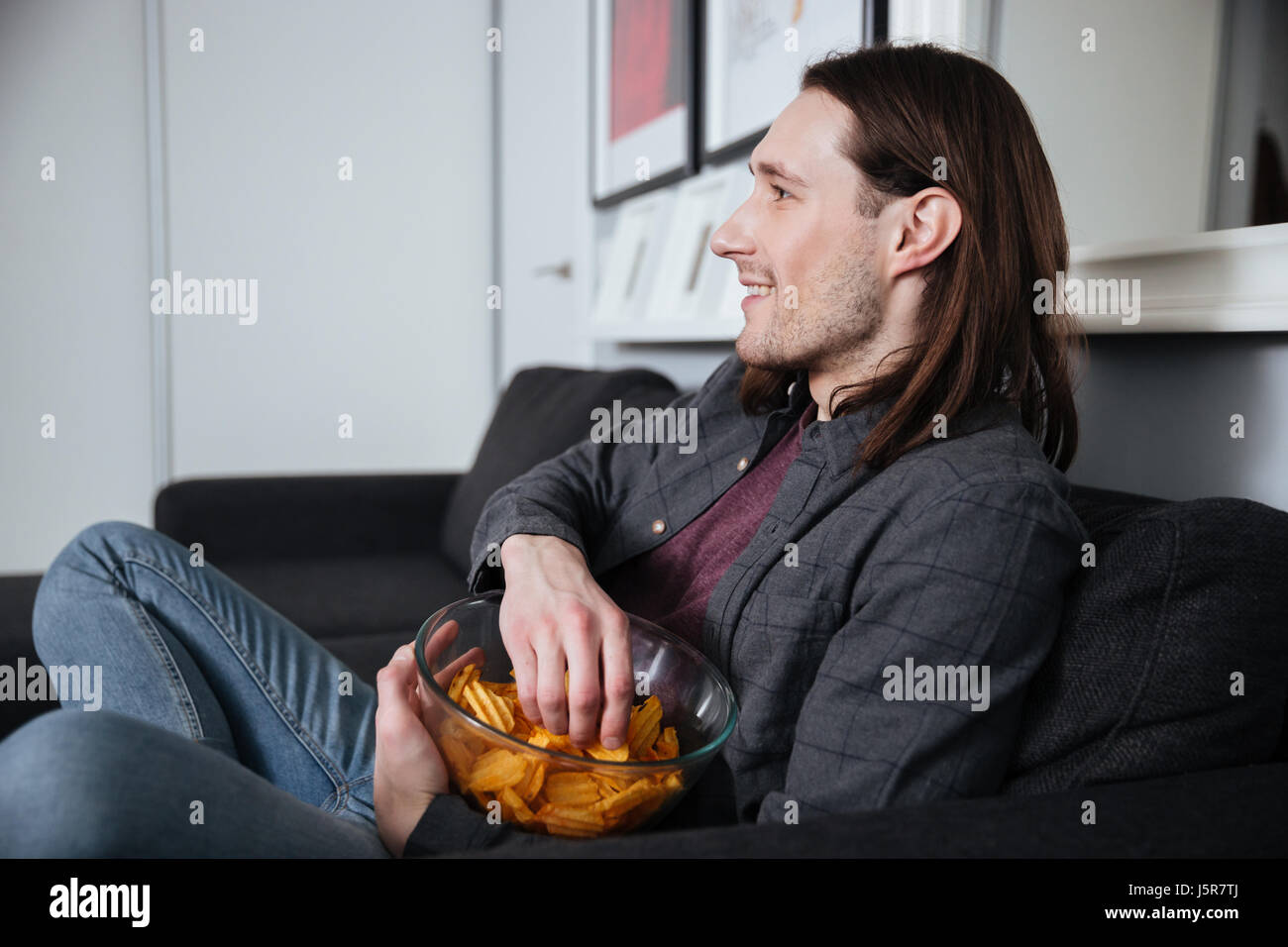 Man eating crisps television hi-res stock photography and images - Alamy