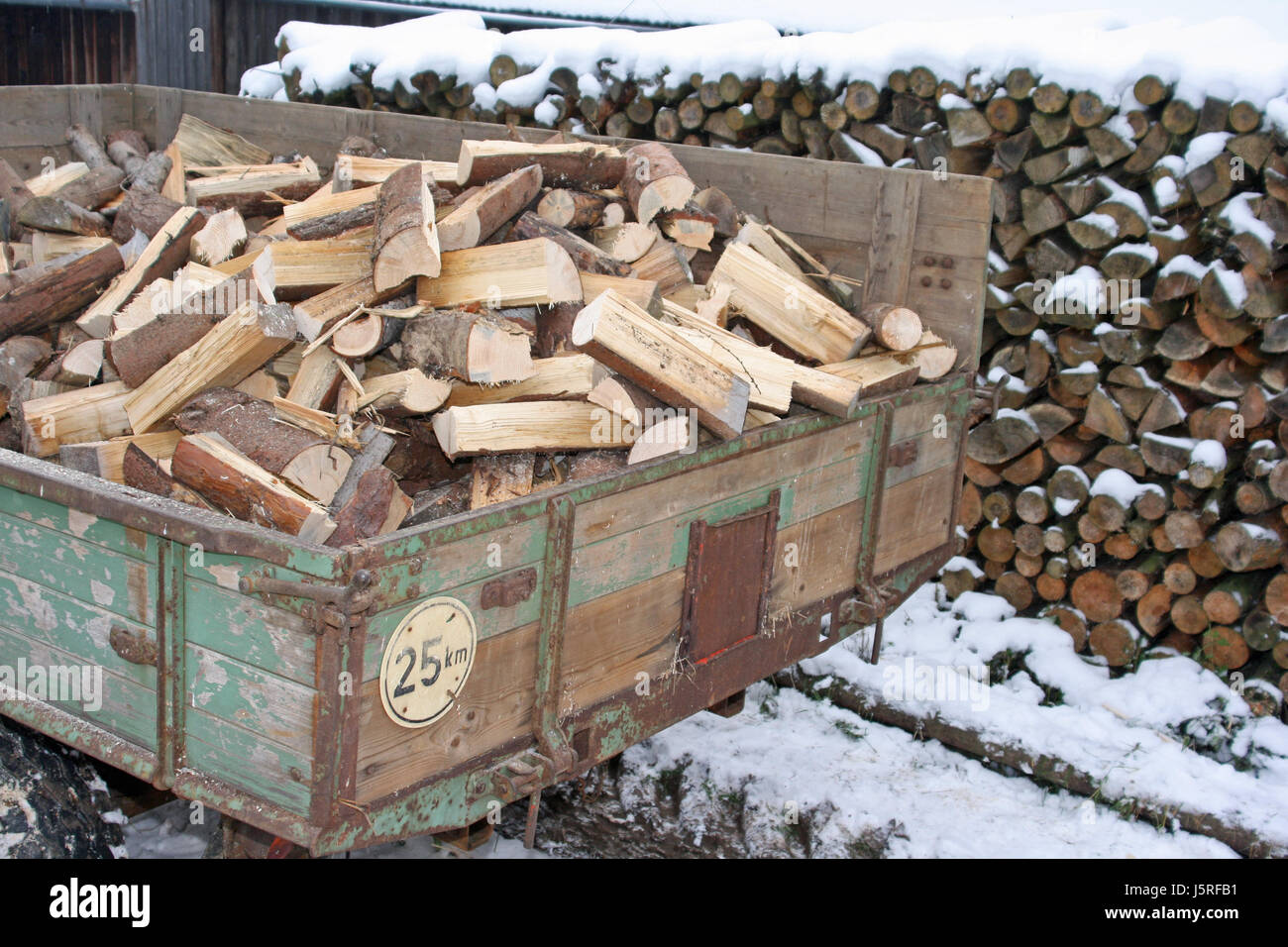 Trailer load of firewood hi-res stock photography and images - Alamy