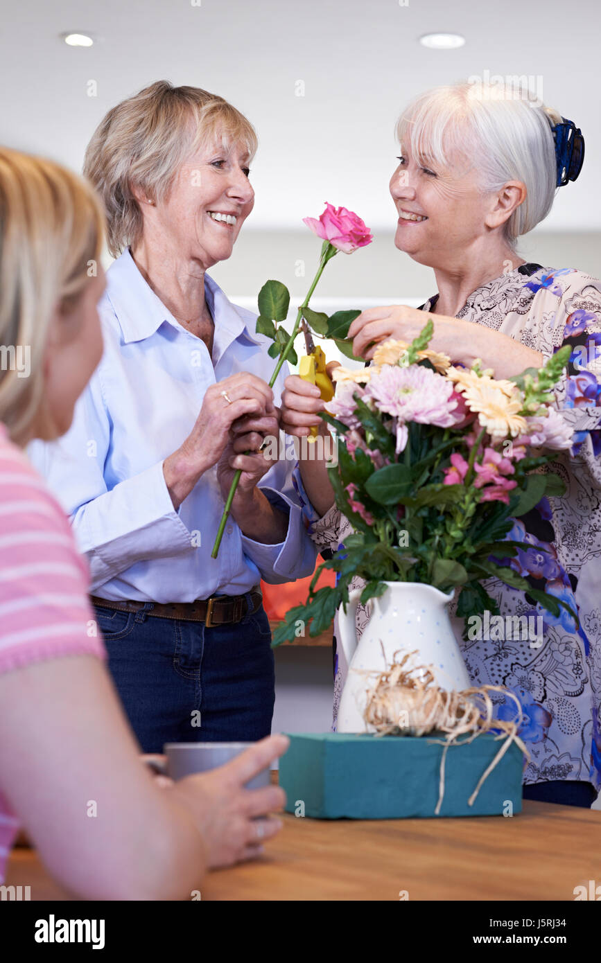 Mature group craft hi-res stock photography and images - Alamy