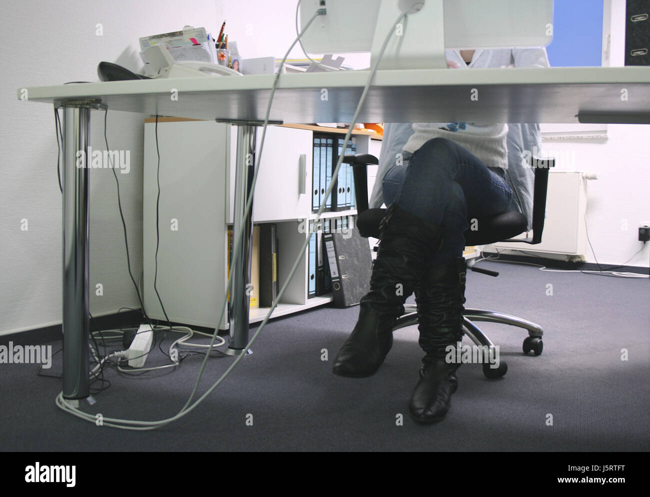 Homeoffice cable tangle hi-res stock photography and images - Alamy