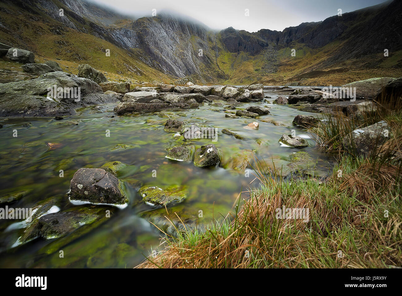 Llyn idwal snowdonia glyderau mountains hi-res stock photography and ...