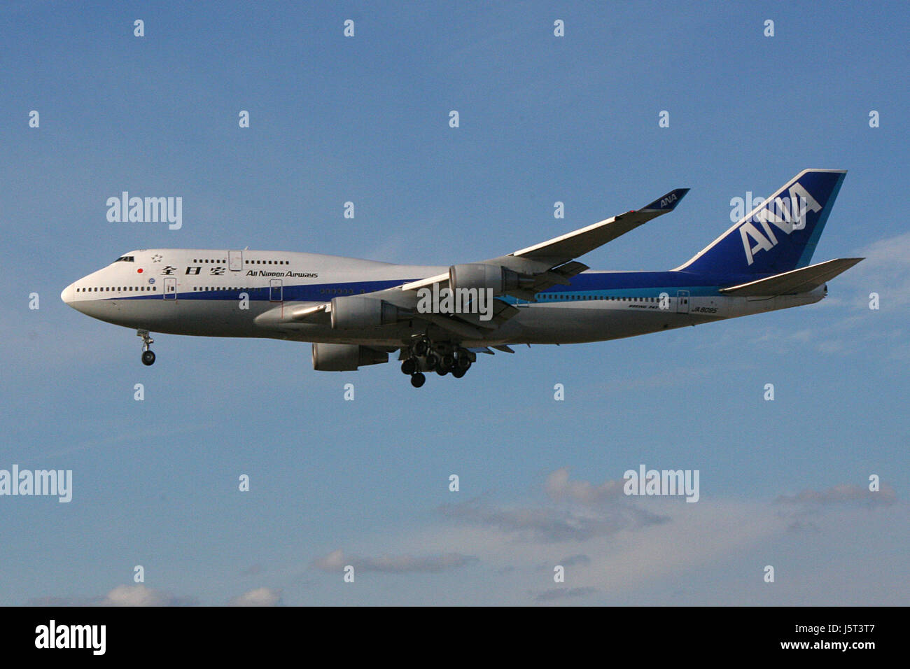 landing jumbo approach landing jumbo approach approach flight aircraft ...