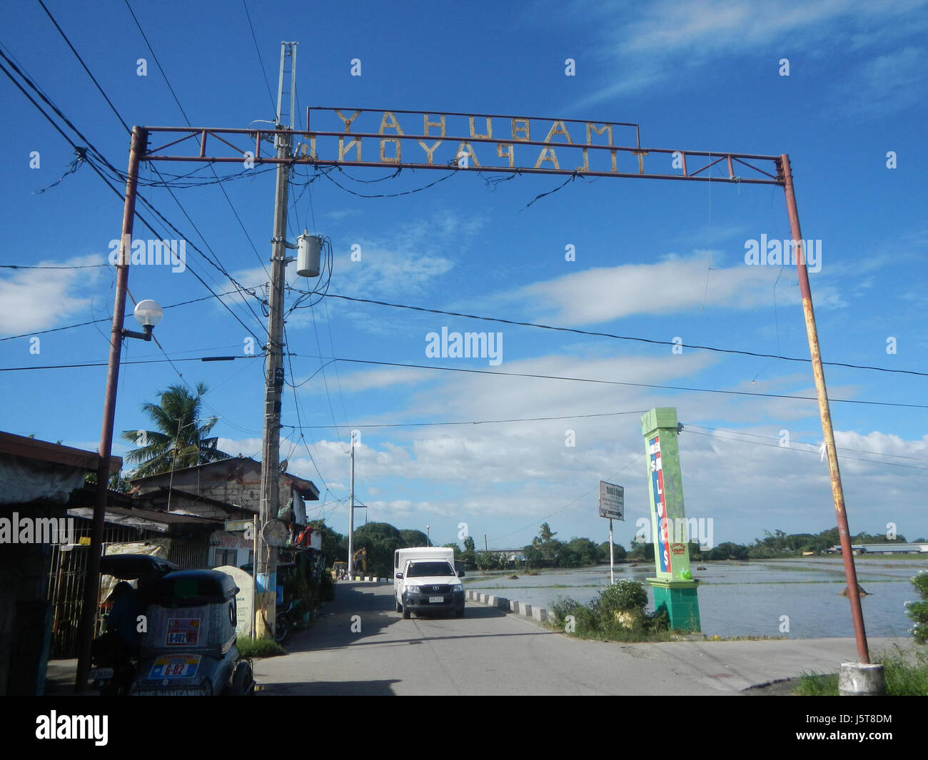 02370 Boundary, welcome monuments Apalit San Simon San Luis, Pampanga ...