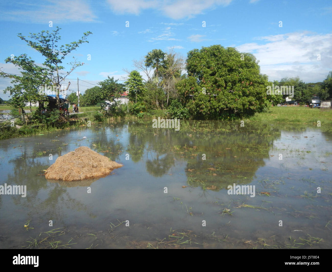 02370 Boundary, welcome monuments Apalit San Simon San Luis, Pampanga ...