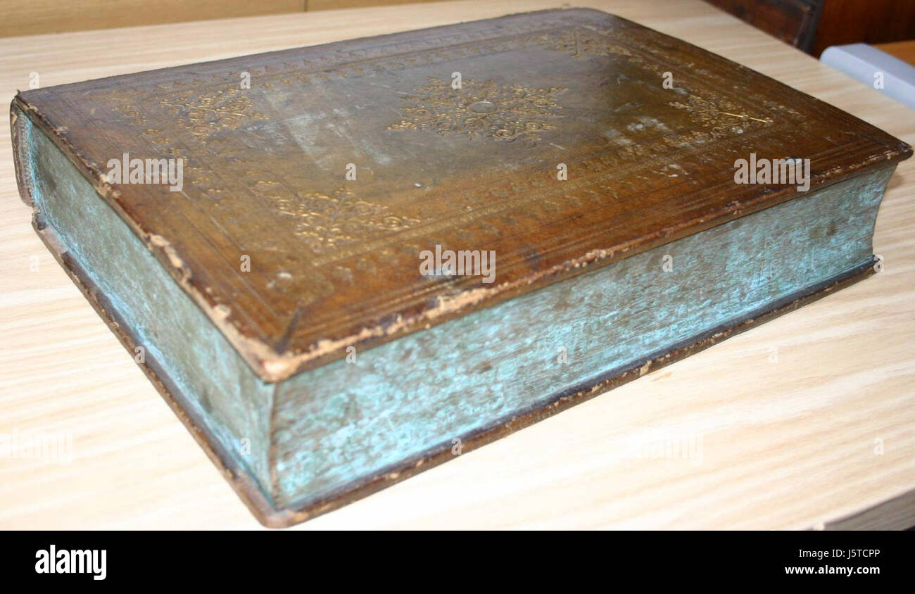 This title describes Sir Julius Caesarâ€™s unique travelling library ...