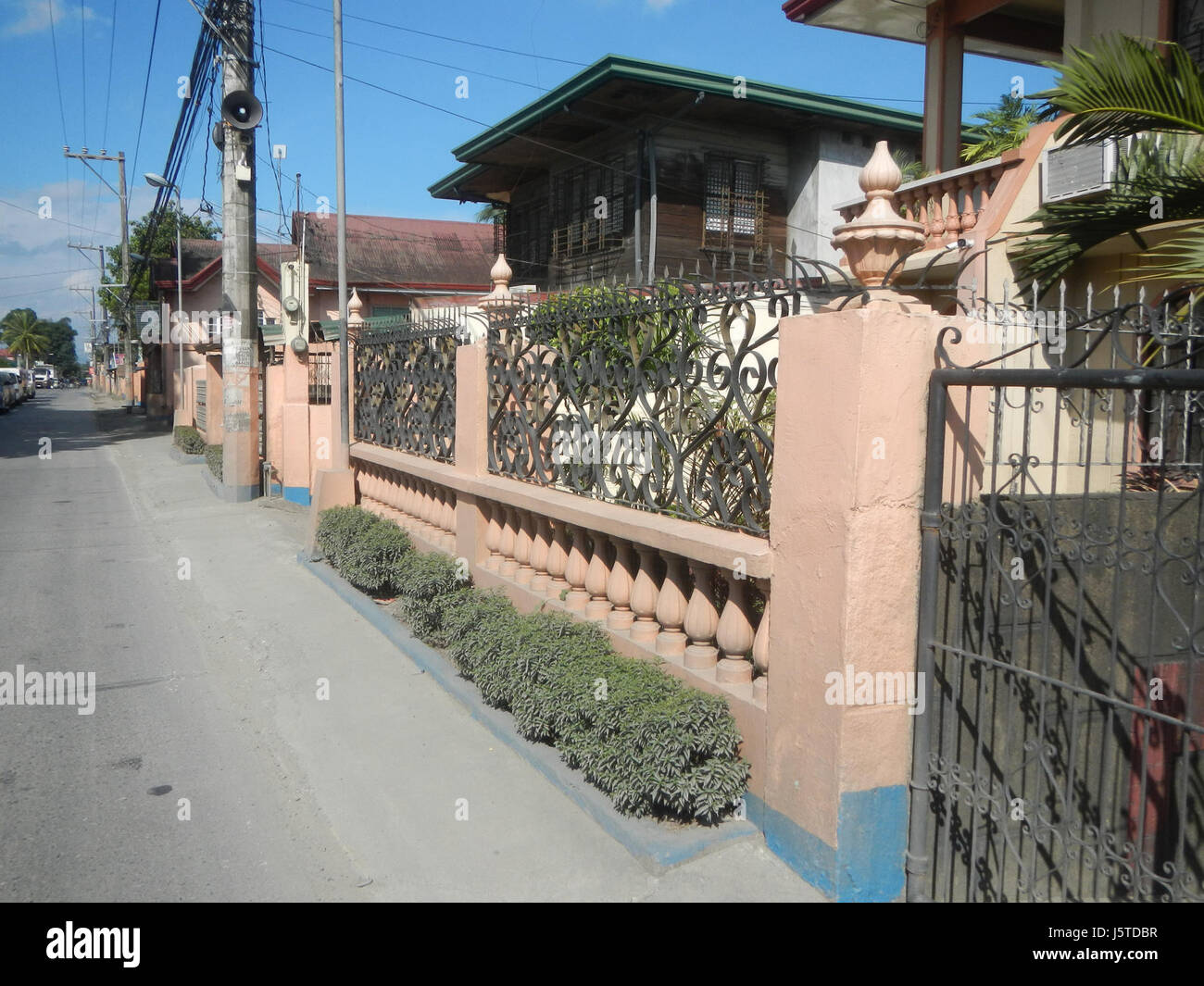 This refers to historic houses located along the municipal road in ...