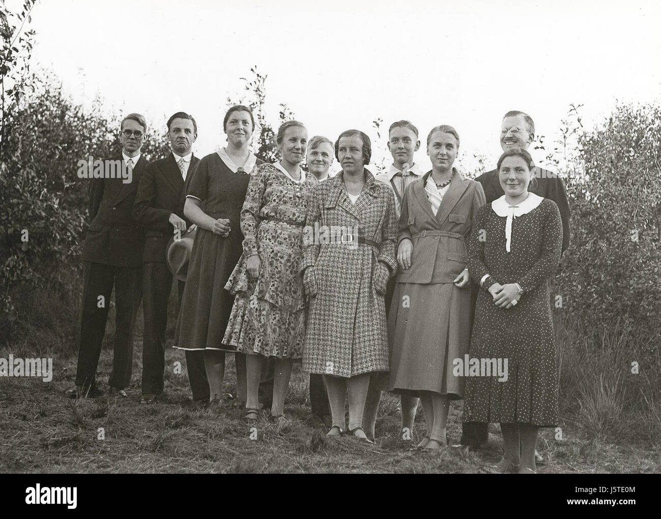 This image titled 'Familienausflug 1932' likely depicts a family outing ...