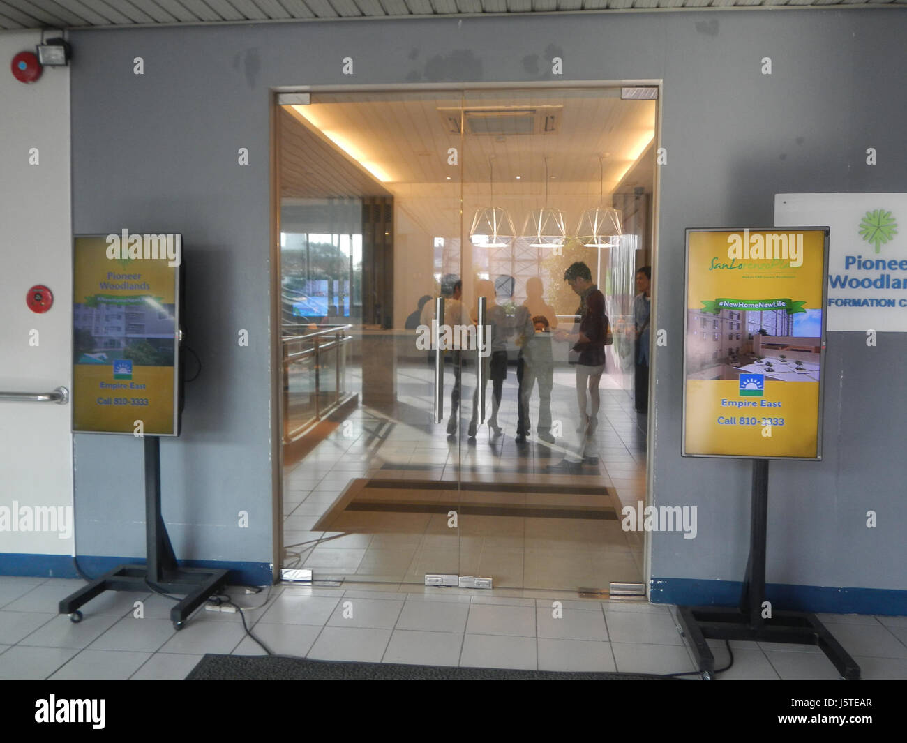 02781 Forum Robinsons Cybergate Malls EDSA Boni Pioneer Woodlands ...