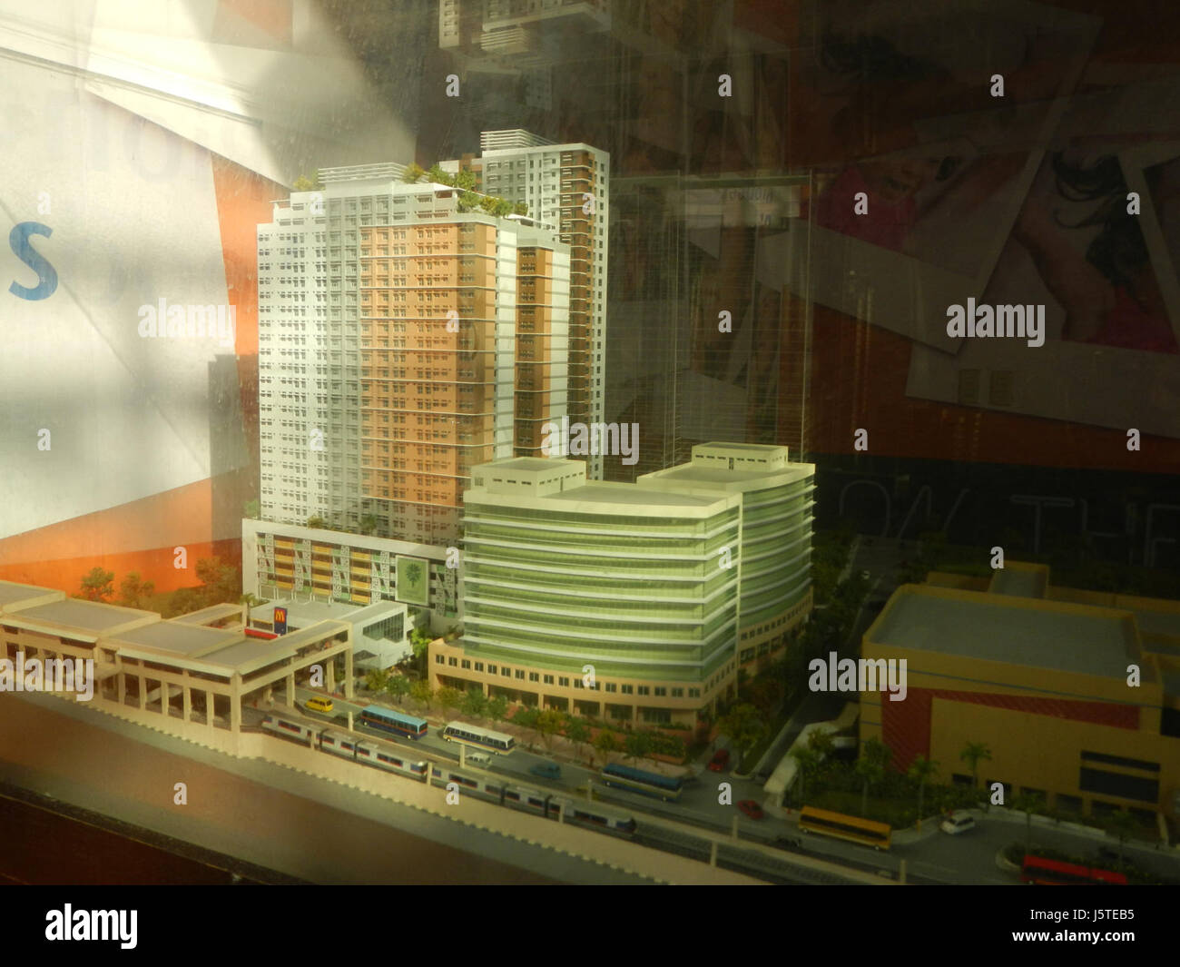 A description of Forum Robinsons, Cybergate Malls, and the surrounding ...