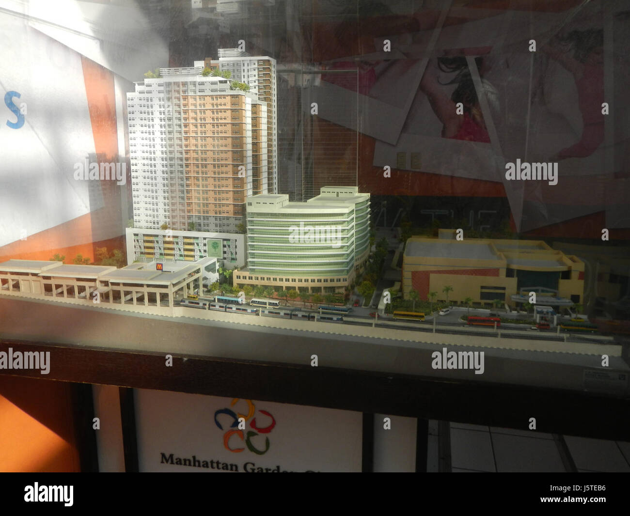 02781 Forum Robinsons Cybergate Malls EDSA Boni Pioneer Woodlands ...