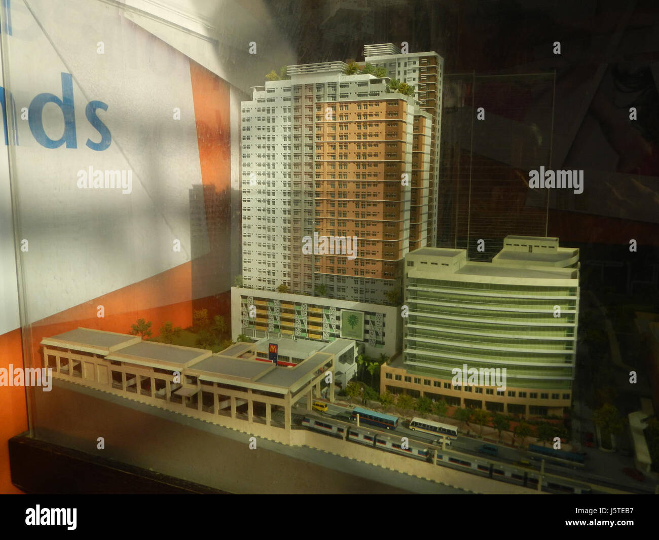 02781 Forum Robinsons Cybergate Malls EDSA Boni Pioneer Woodlands ...