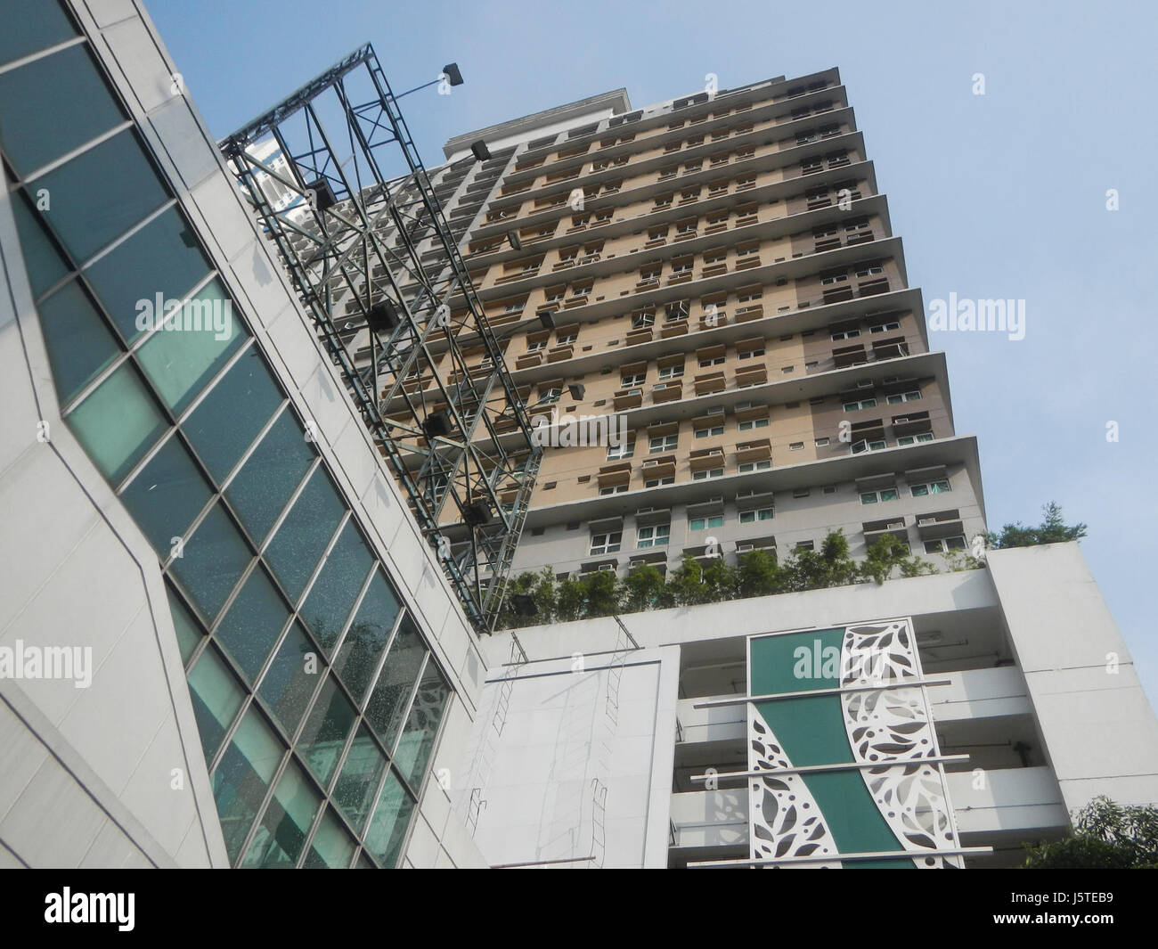 02803 Forum Robinsons Cybergate Malls EDSA Boni Pioneer Woodlands ...