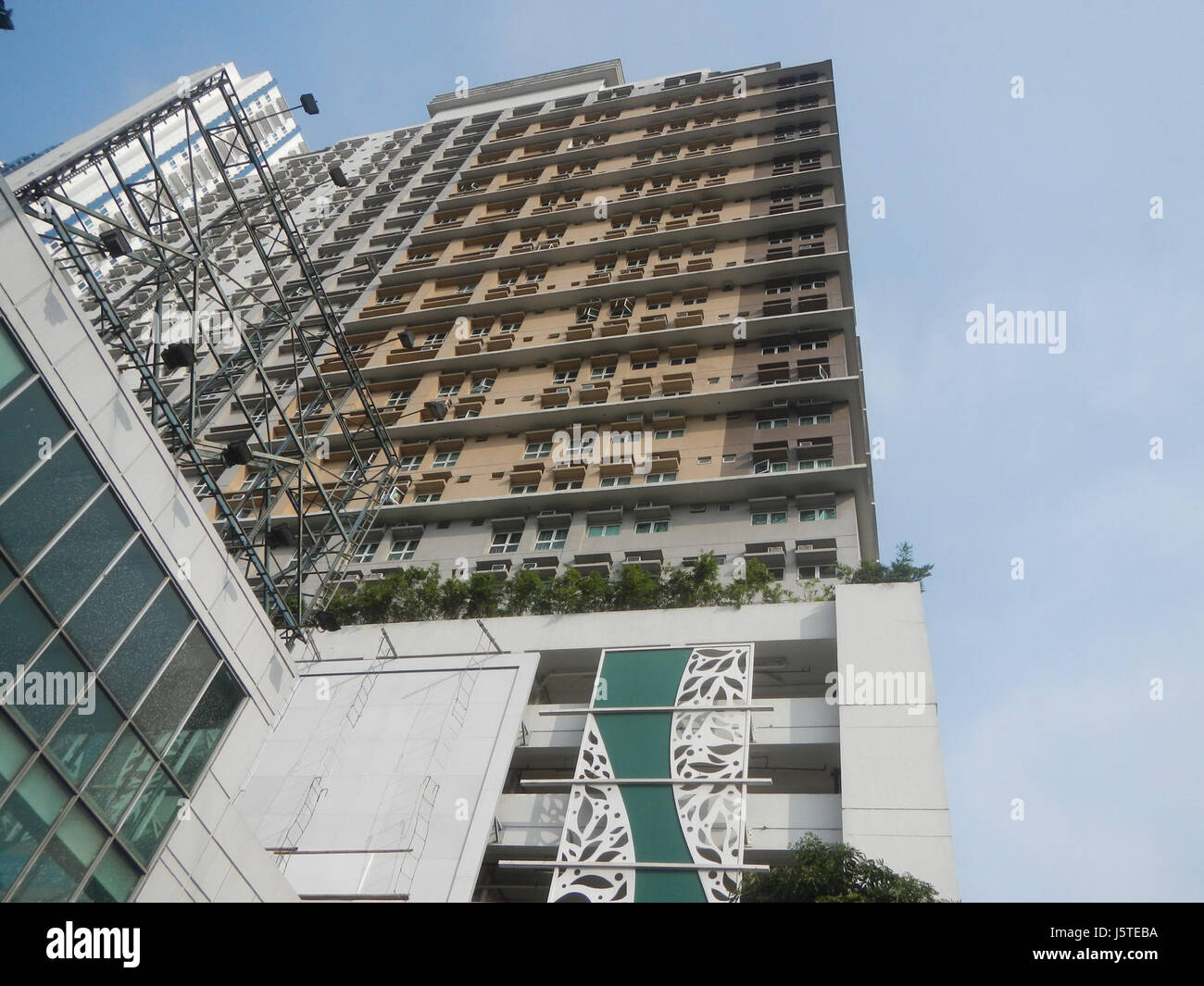 This image depicts the prominent Forum Robinsons and Cybergate malls in ...