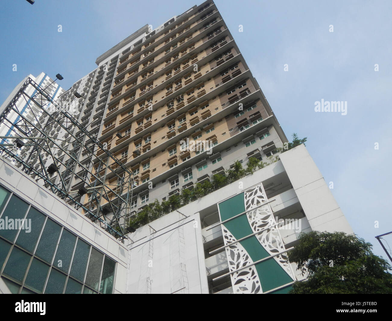 02803 Forum Robinsons Cybergate Malls EDSA Boni Pioneer Woodlands ...