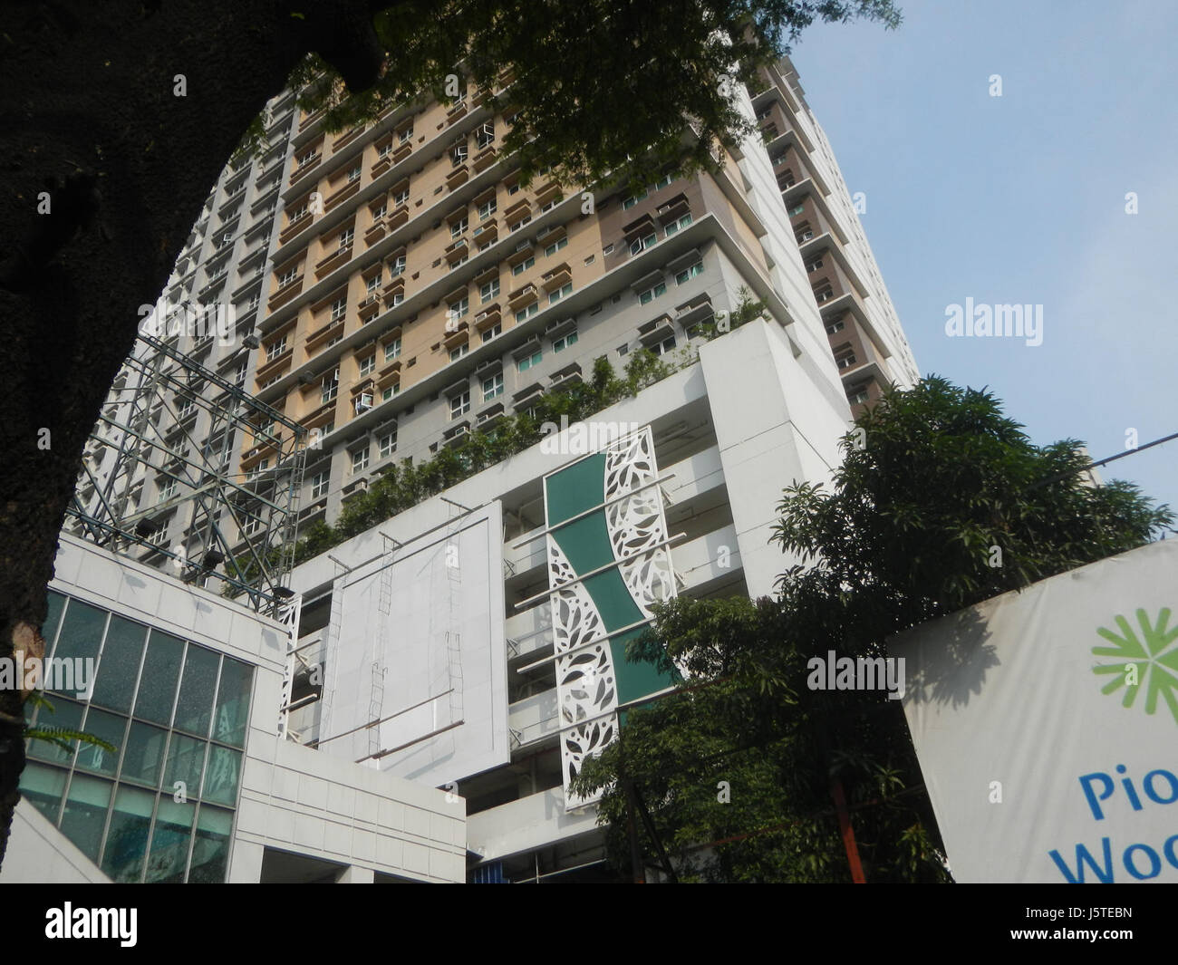 The image refers to the Forum Robinsons Cybergate Malls and EDSA Boni ...