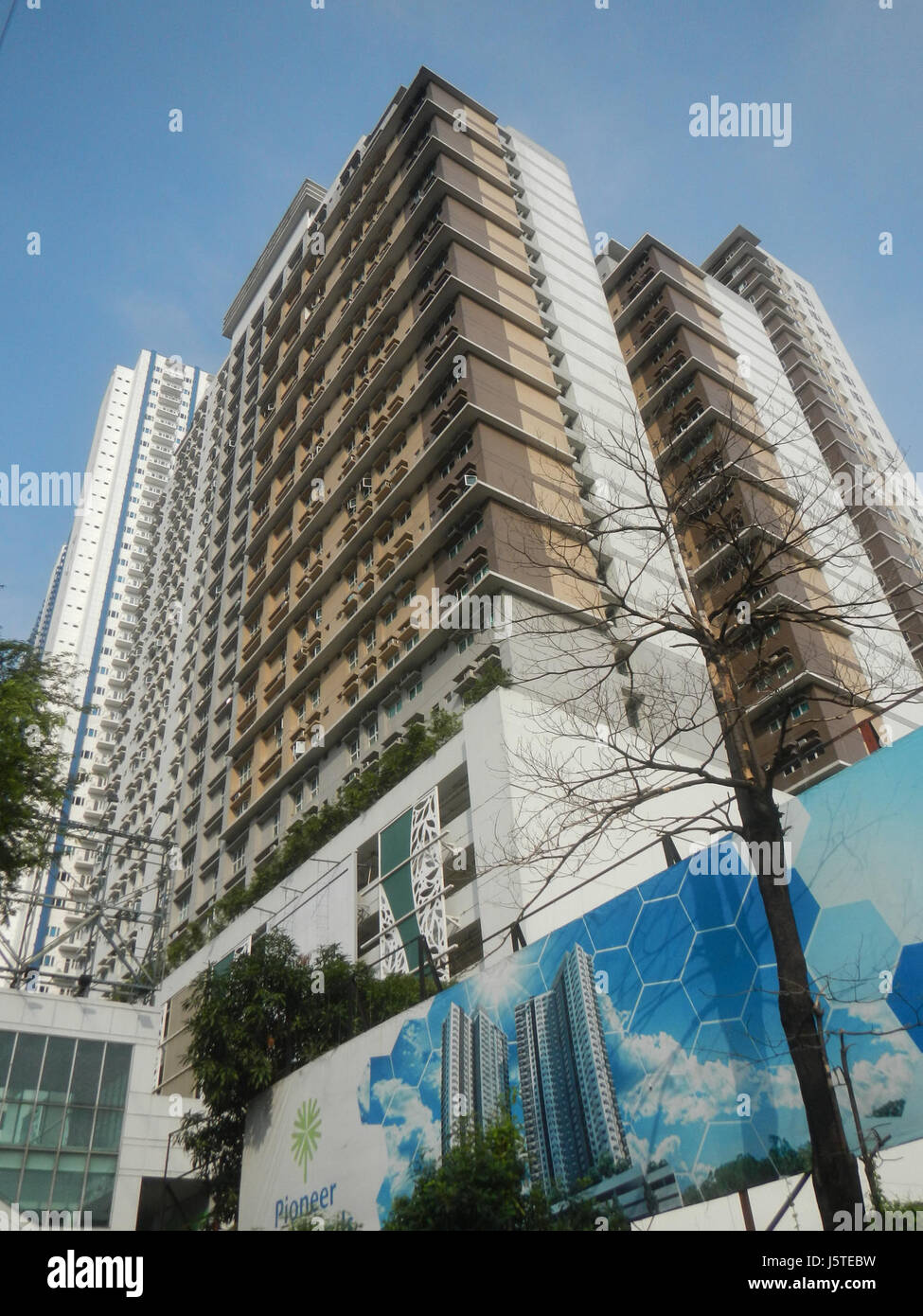 This image depicts the Forum Robinsons and Cybergate Malls, located in ...