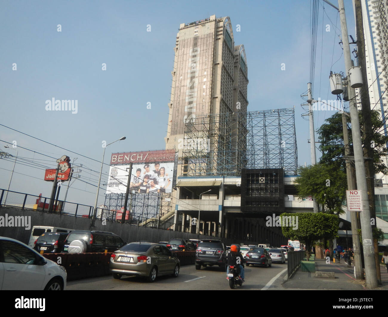 02803 Forum Robinsons Cybergate Malls EDSA Boni Pioneer Woodlands ...