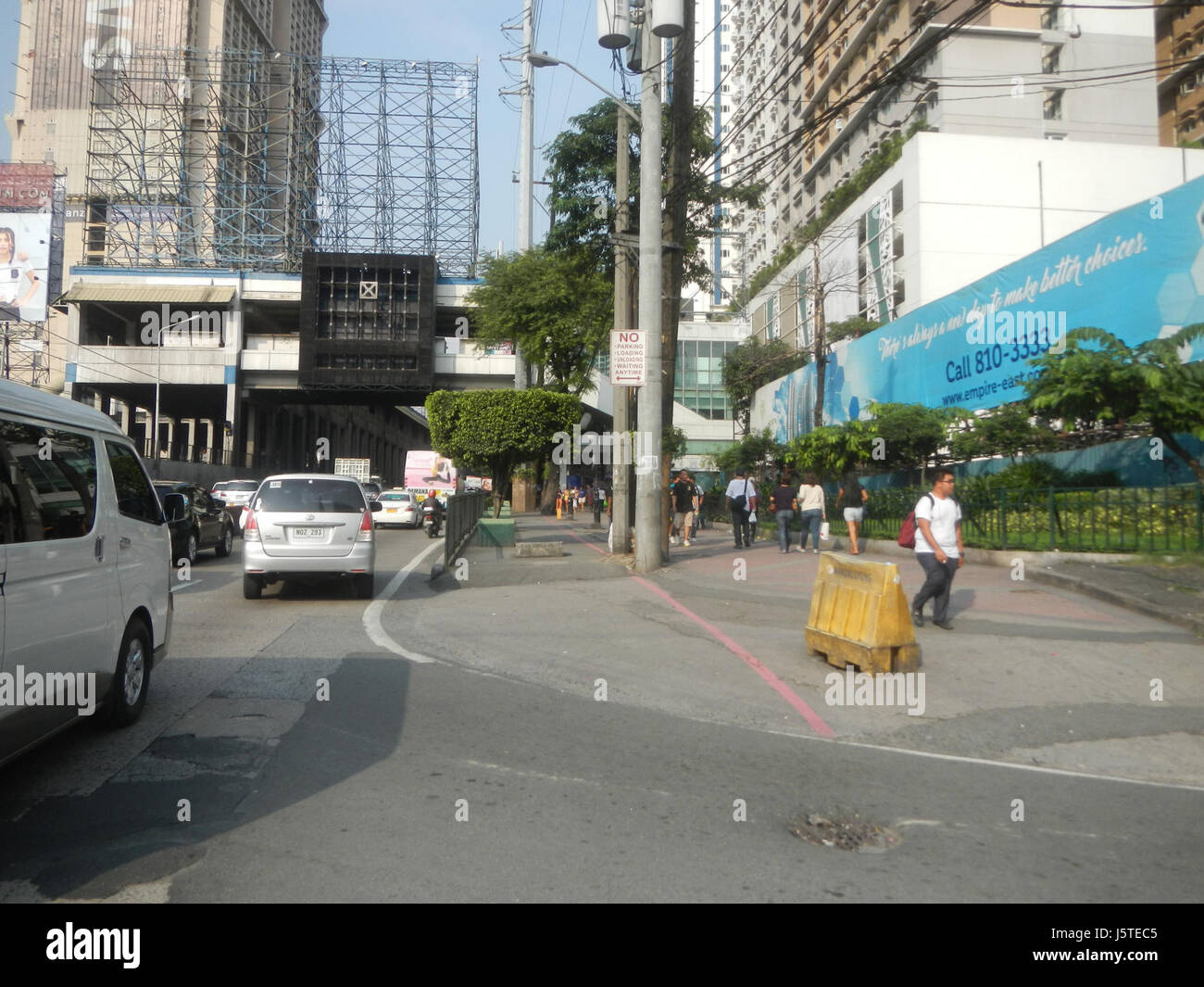 02803 Forum Robinsons Cybergate Malls EDSA Boni Pioneer Woodlands ...
