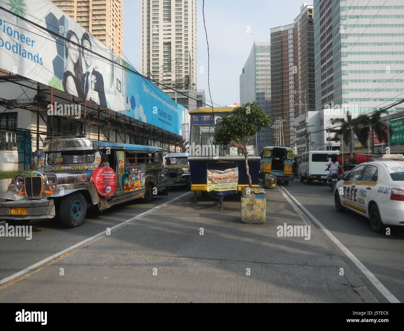 02803 Forum Robinsons Cybergate Malls EDSA Boni Pioneer Woodlands ...