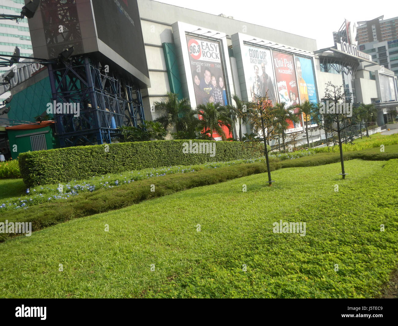 02828 Forum Robinsons Cybergate Malls EDSA Boni Pioneer Street ...