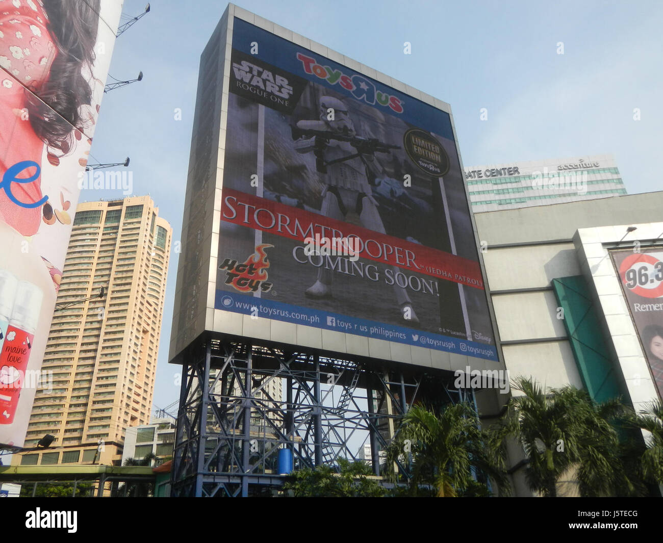 02828 Forum Robinsons Cybergate Malls EDSA Boni Pioneer Street ...
