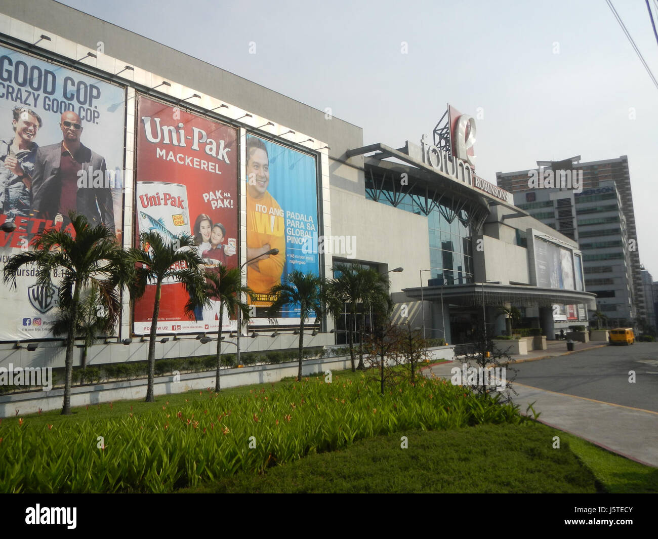 Forum Robinsons and Cybergate Malls, located on EDSA Boni Pioneer ...