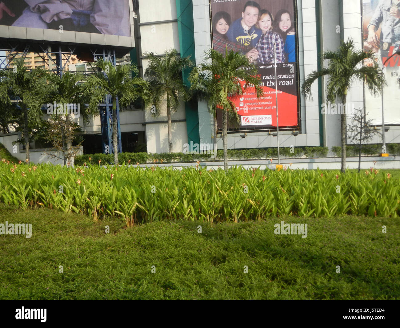02828 Forum Robinsons Cybergate Malls EDSA Boni Pioneer Street ...